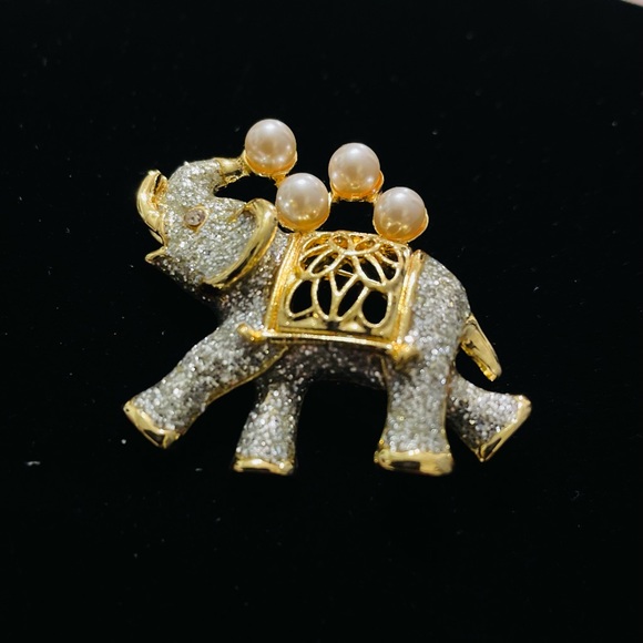 Unknown | Jewelry | Vintage Pearls Rhinestones Elephant Brooch Pin ...